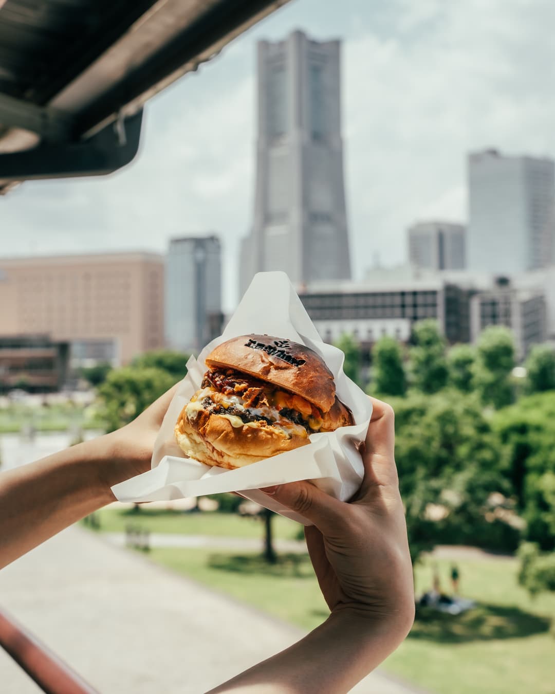 横浜赤レンガ倉庫の新名物「Re : Wharf ハンバーガー」のご紹介 - Re：Wharf(リワーフ)横浜赤レンガ倉庫のステーキ＆シーフード ...